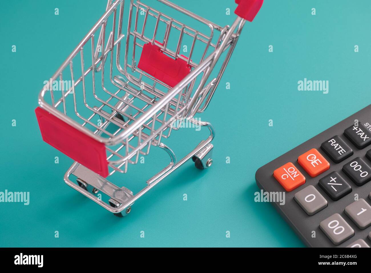 Empty shopping cart near supermarket hi-res stock photography and ...