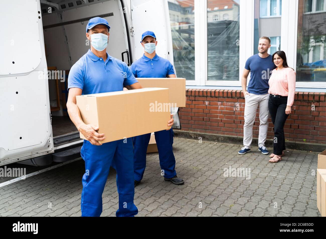 Delivery truck unloading hi-res stock photography and images - Alamy