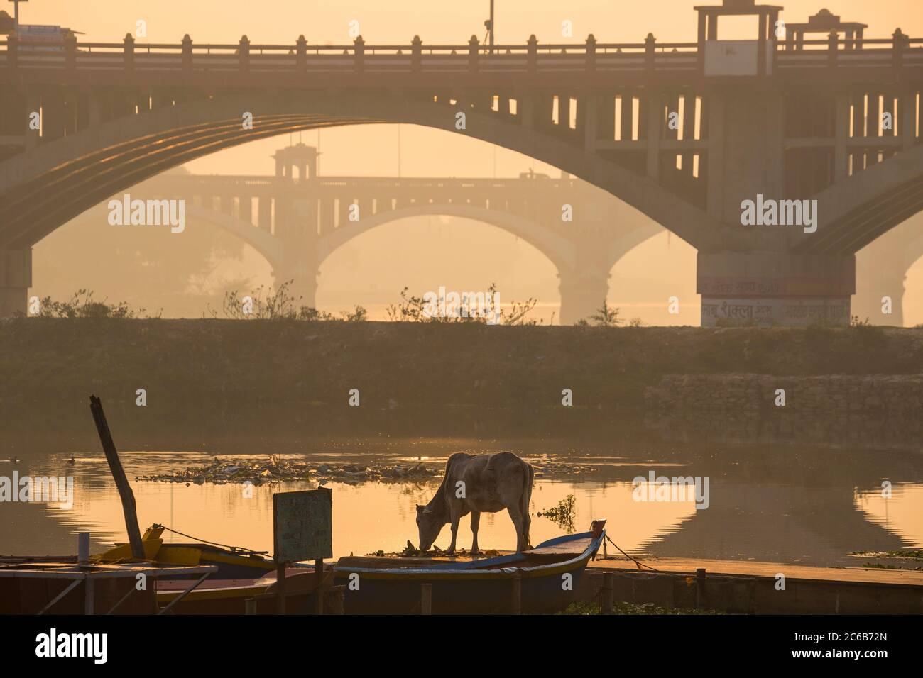 Bridge over Gomti River, Lucknow, Uttar Pradesh, India, Asia Stock ...