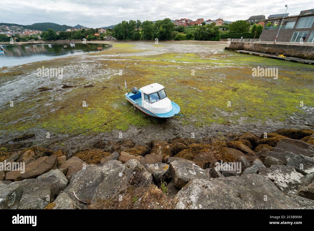 Boats shore during low tide hi-res stock photography and images - Alamy
