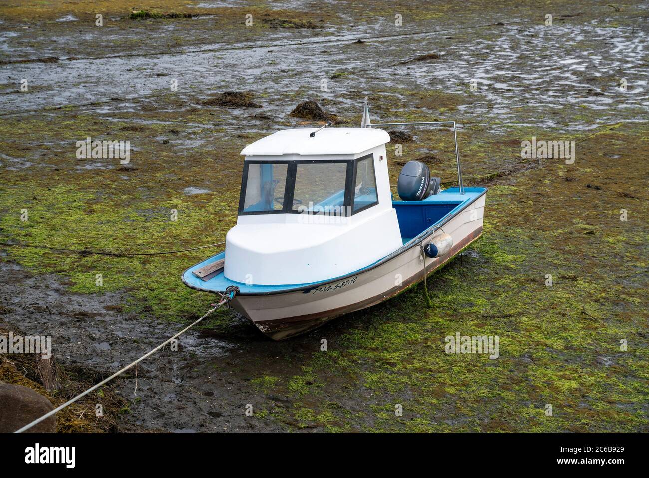 Lone boat stranded in low tide Stock Photo - Alamy