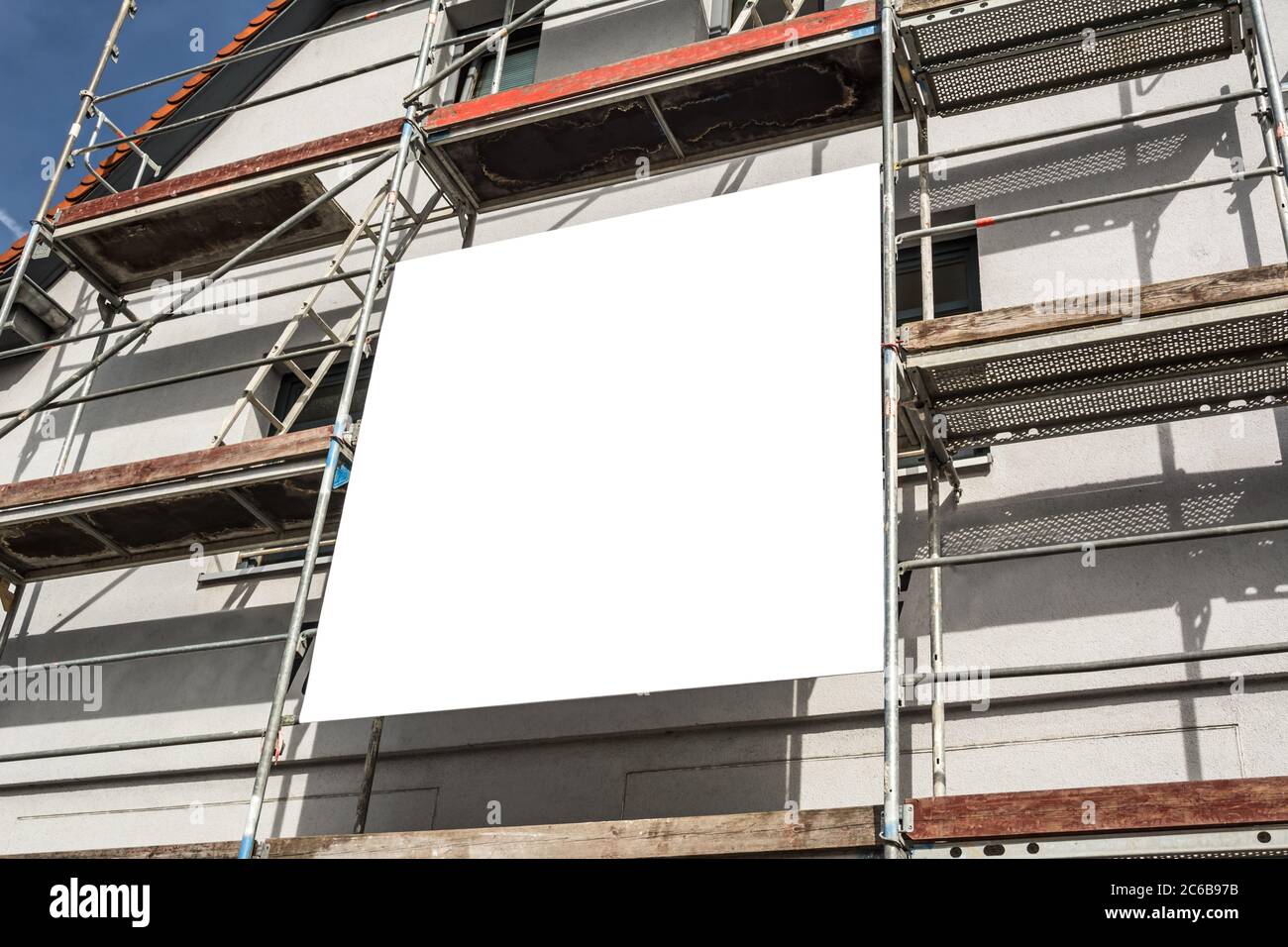 Blank sign on scaffolding at a construction site Stock Photo - Alamy