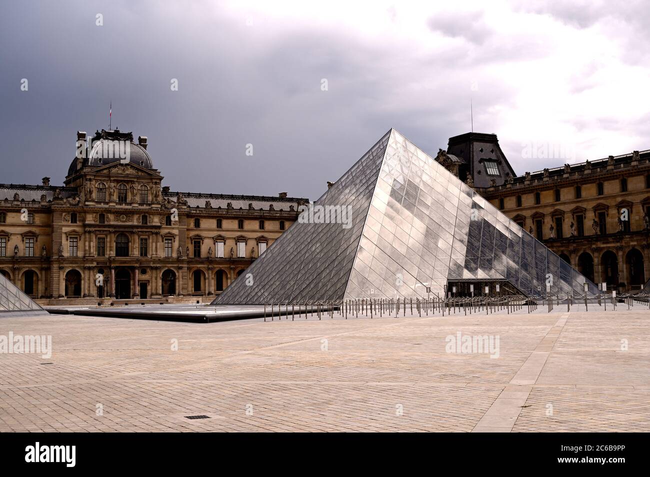The artist Pei built up this pyramid in the middle of the courtyard of ...