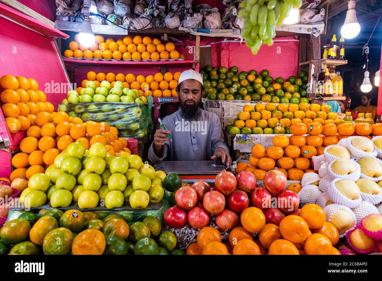 Man selling fruit, Kawran Bazar, Dhaka, Bangladesh, Asia Stock Photo - Alamy