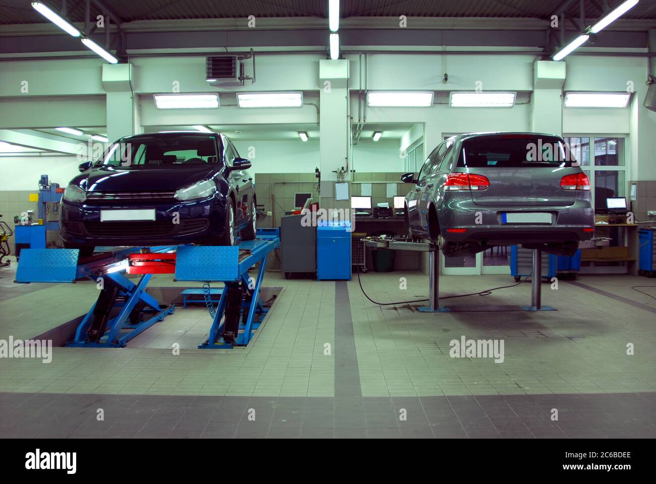 cars on repairs, Cars in the automotive service, Car on base plate of ...