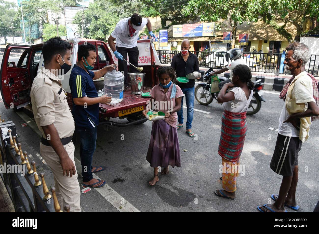 Helping people ,lockdown, india hi-res stock photography and images - Alamy