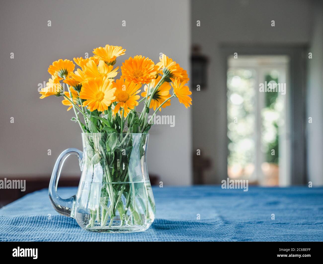 Empty table spring flowers hi-res stock photography and images - Alamy