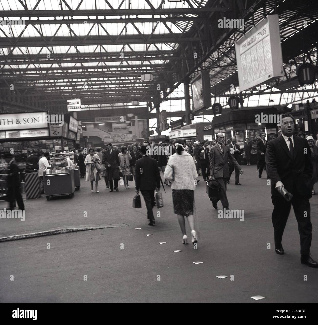 1960s, historical, rail passengers on the concourse at Waterloo Station ...