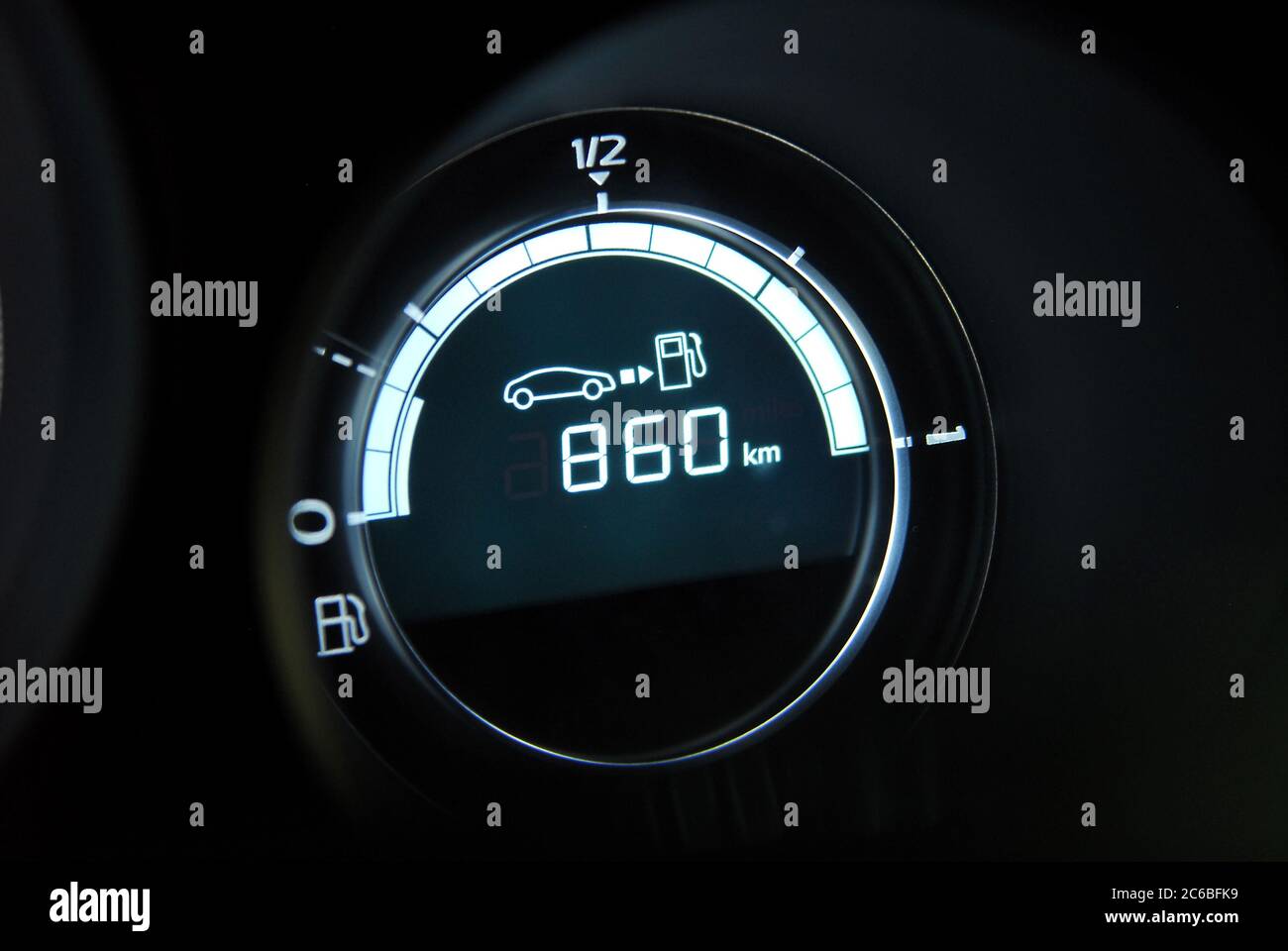 Full tank sign hi-res stock photography and images - Alamy