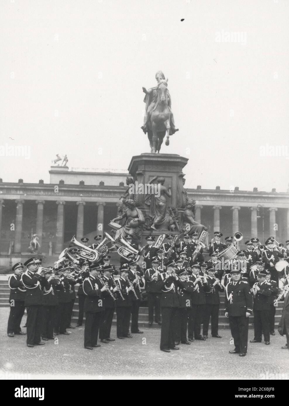 Concert by an Italian military band in Berlin's Lustgarten Heinrich ...