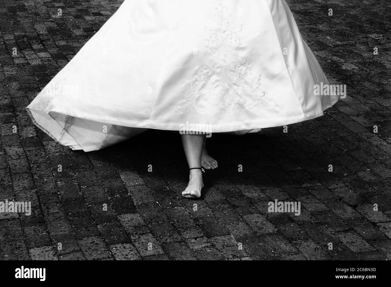 Barefoot bride in wedding dress walking shoeless Stock Photo - Alamy
