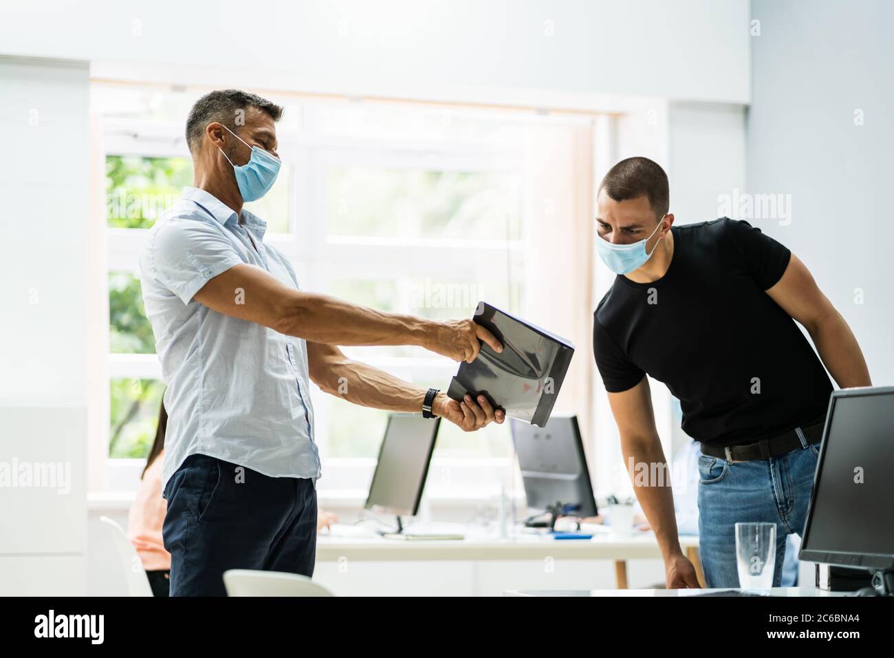 Employees in office social hi-res stock photography and images - Alamy