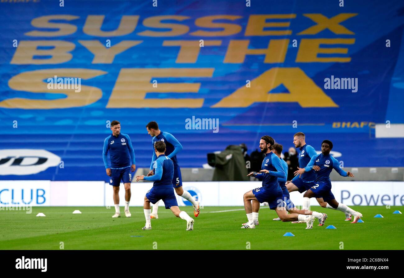 Hove albion warm up on pitch hi-res stock photography and images - Alamy