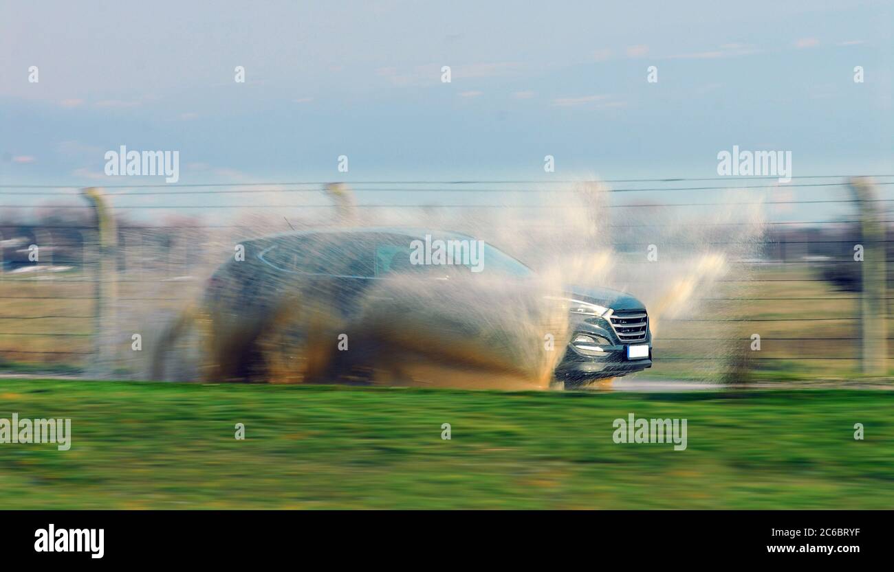 Suv flood water hi-res stock photography and images - Alamy