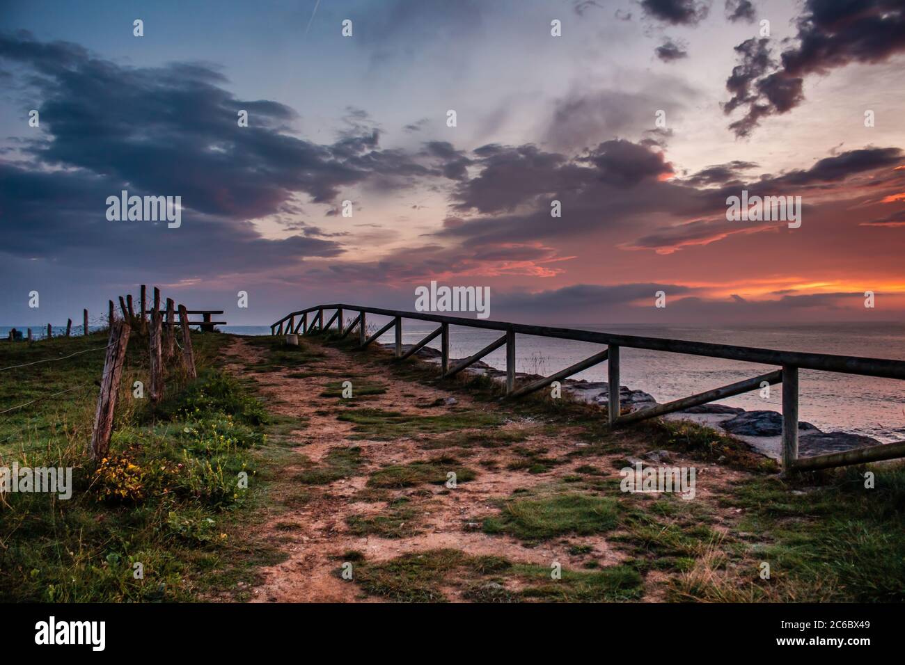Pathway next to water hi-res stock photography and images - Alamy