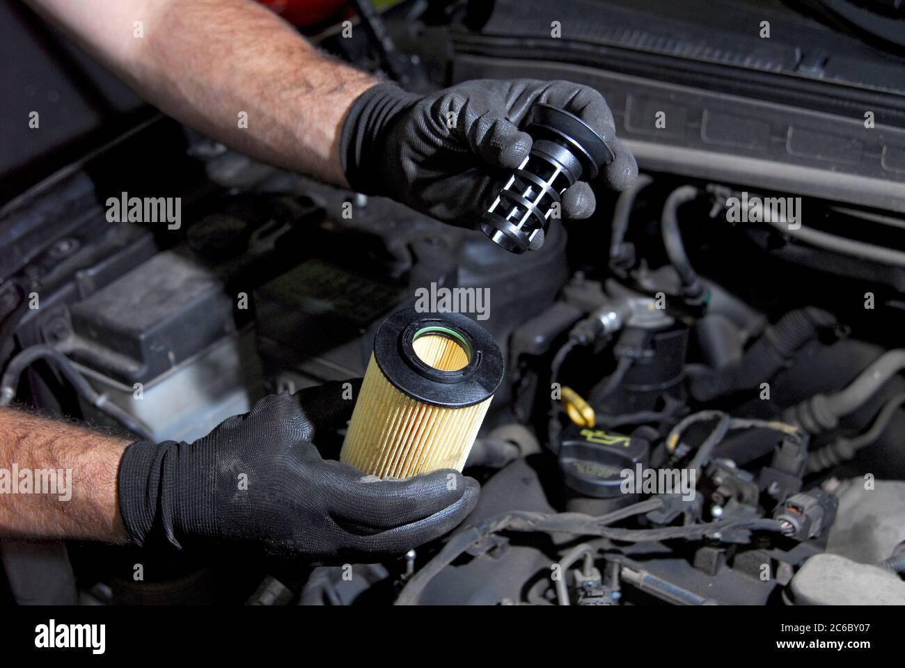 Repairman holding an new oil filter Stock Photo - Alamy
