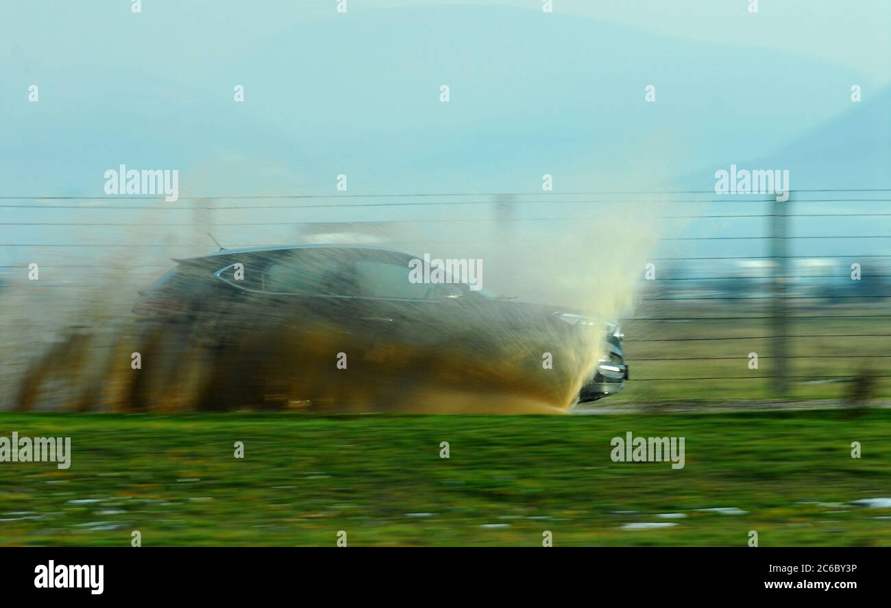 Suv flood water hi-res stock photography and images - Alamy