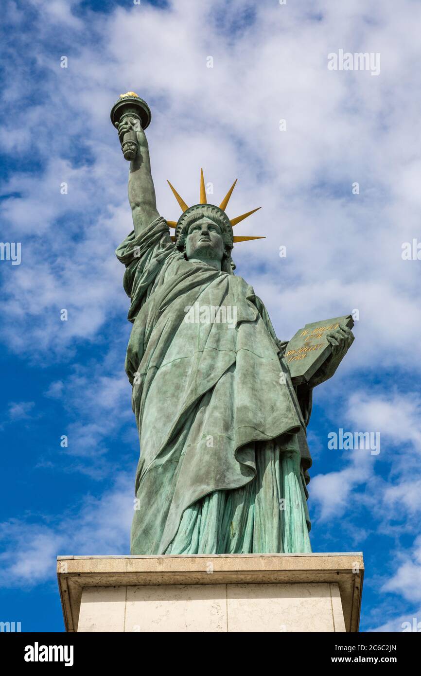 Paris summer view statue liberty hi-res stock photography and images ...