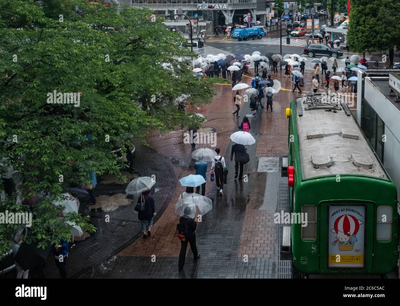 Japan tokyo shibuya hachiko square hi-res stock photography and images ...