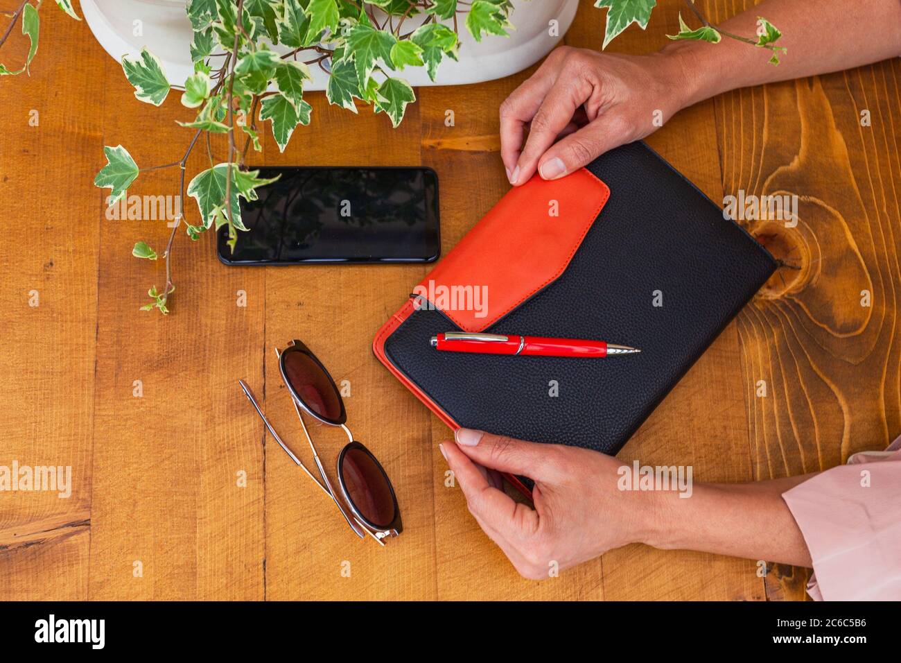 Event hands planner hi-res stock photography and images - Alamy