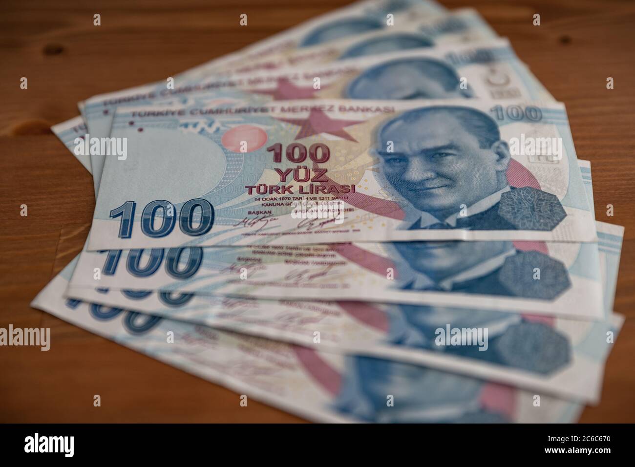 Bunch of 100 Turkish Currency Lira Banknotes Stock Photo - Alamy