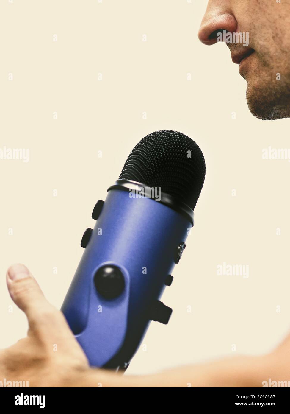 Microphone 40s hi-res stock photography and images - Alamy