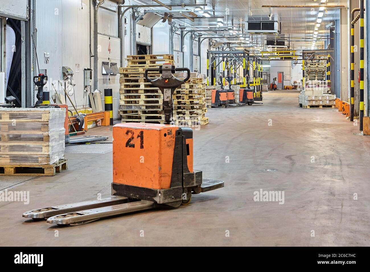Cold storage warehouse forklift hi-res stock photography and images - Alamy