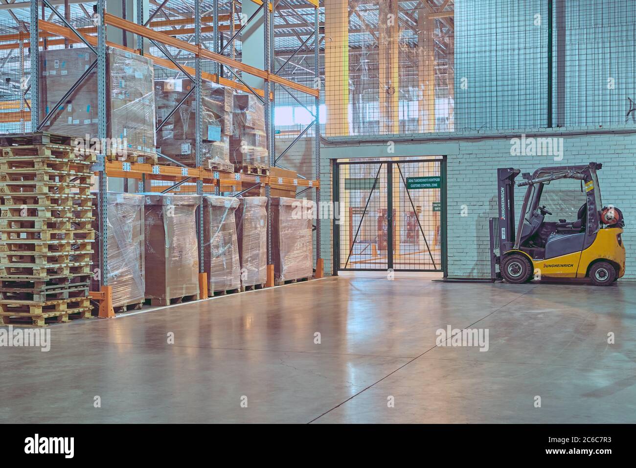 Warehouse high rack forklift hi-res stock photography and images - Alamy
