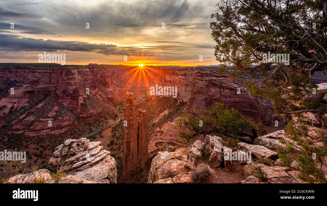 The sun rises over Spider Rock Point in Canyon de Chelly National ...