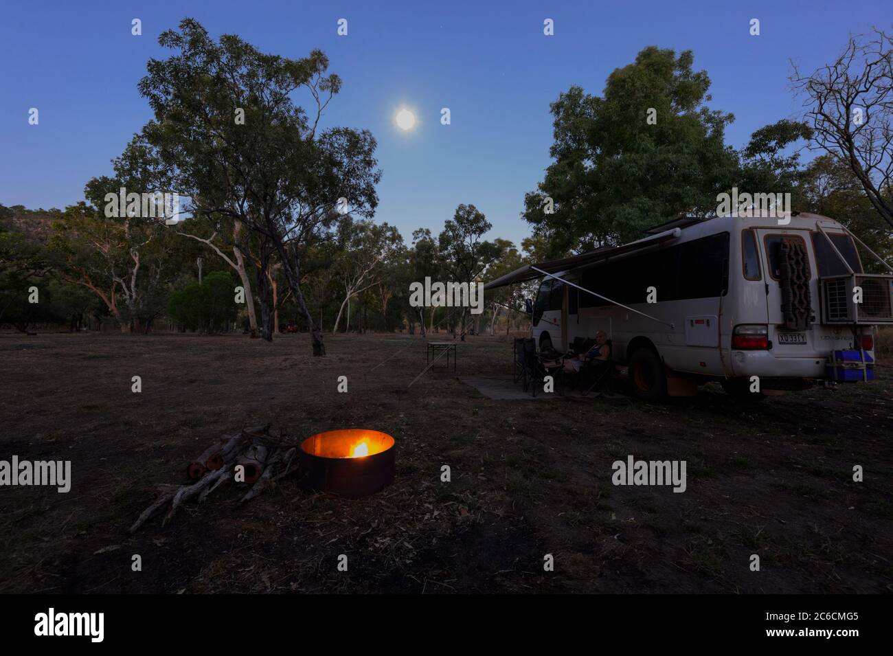 Campfire full moon hi-res stock photography and images - Alamy