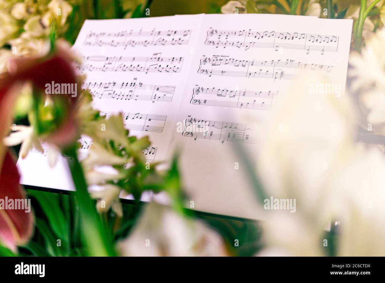 Flute flowers sheet music hi-res stock photography and images - Alamy