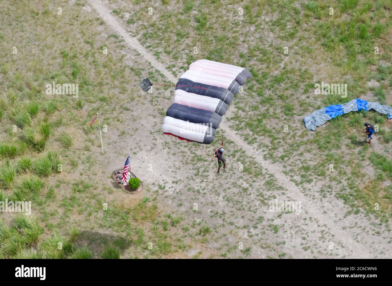 BASE jumpers on the Perrine Memorial Bridge, Twin Falls, Idaho, USA ...