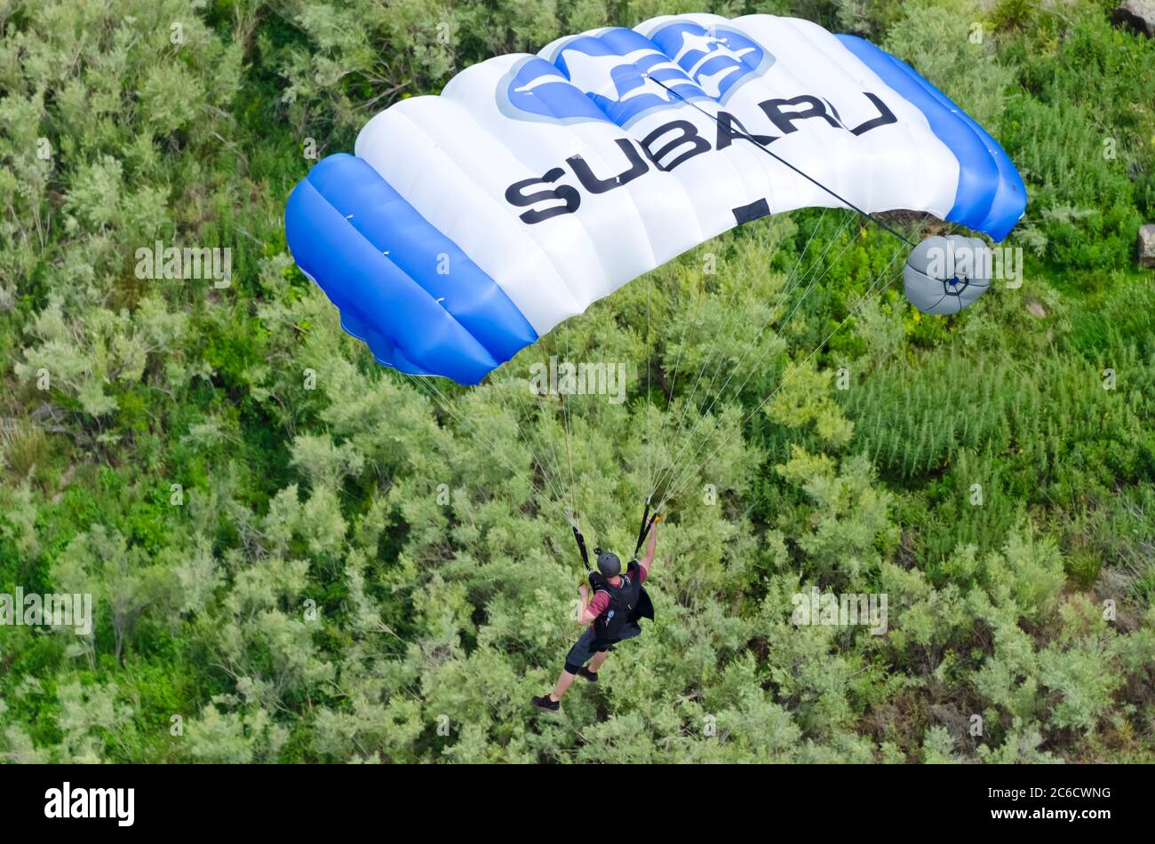 BASE jumpers on the Perrine Memorial Bridge, Twin Falls, Idaho, USA ...