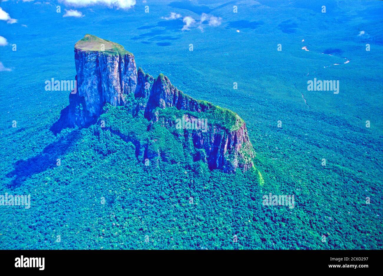 CERRO AUTANA TEPUI (1.208m) SACRED FOR THE PIAROA INDIOS, AMAZONAS ...