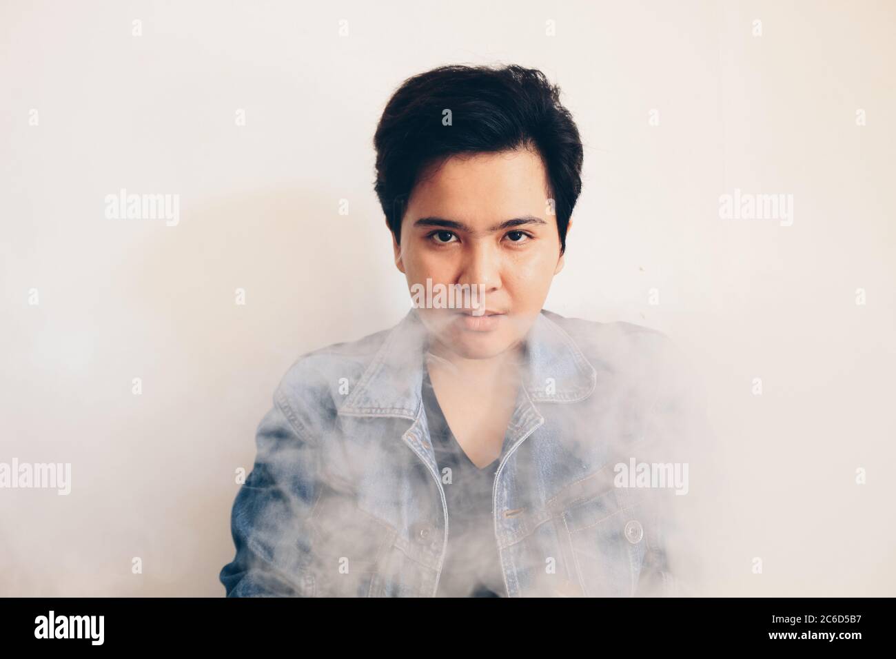 Vaping girl hi-res stock photography and images - Alamy