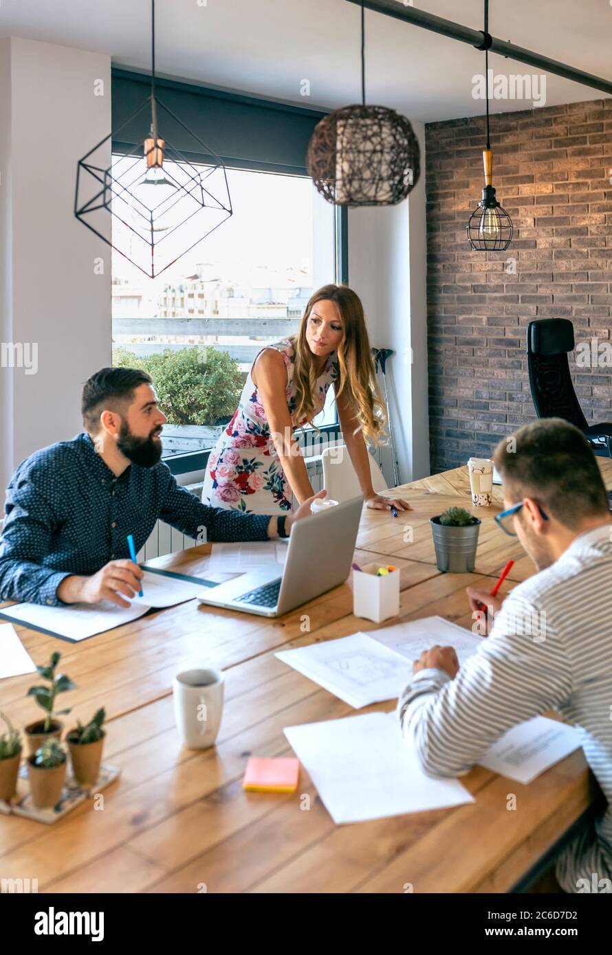Female boss hi-res stock photography and images - Alamy