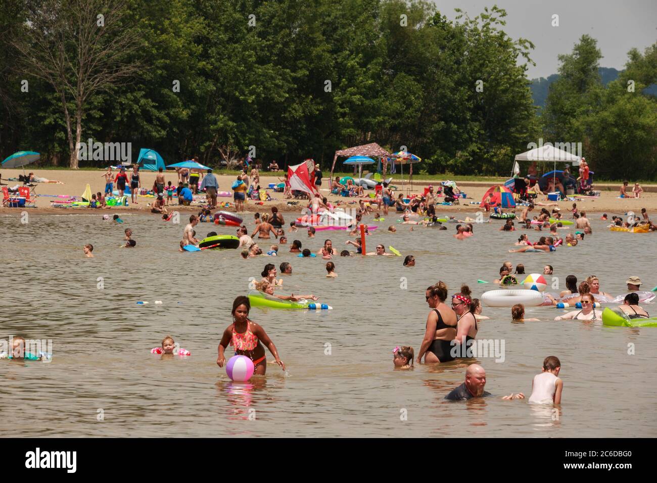 Bloomington, Indiana, USA. 4th July, 2020. Swimmers fill Lake Monroe at ...