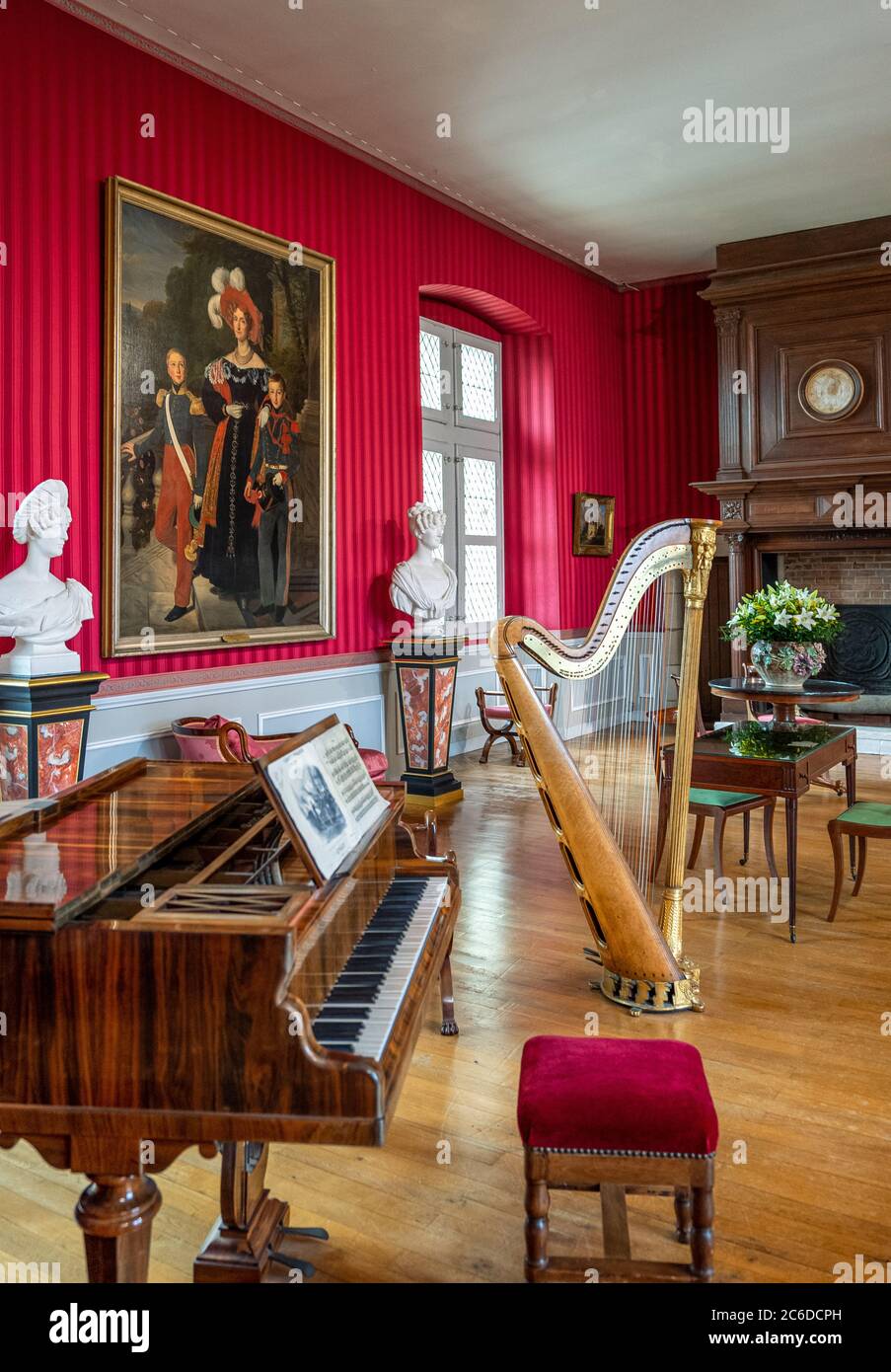 European castle music hi-res stock photography and images - Alamy