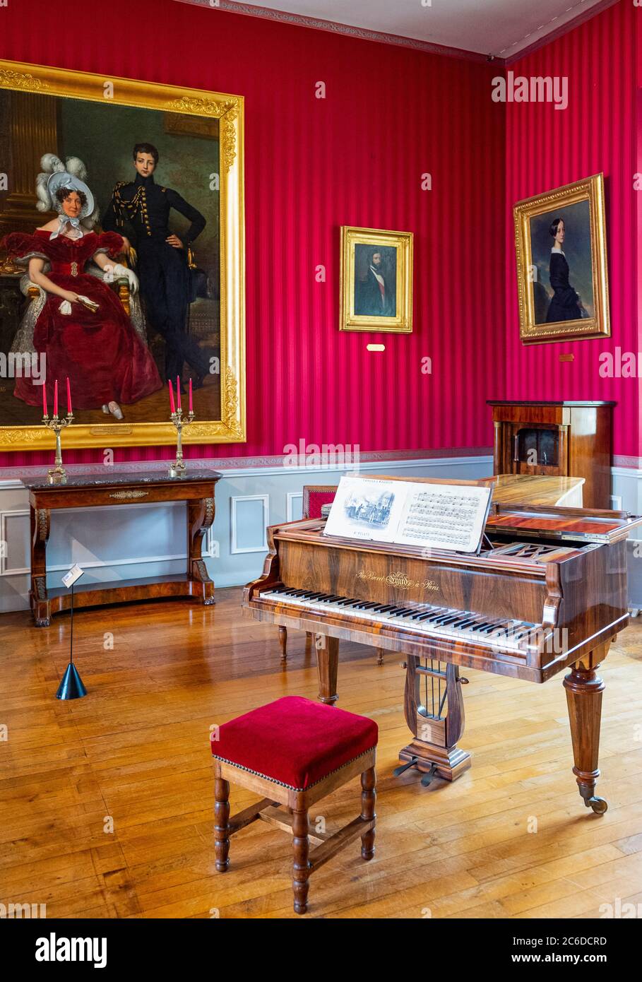 European castle music hi-res stock photography and images - Alamy