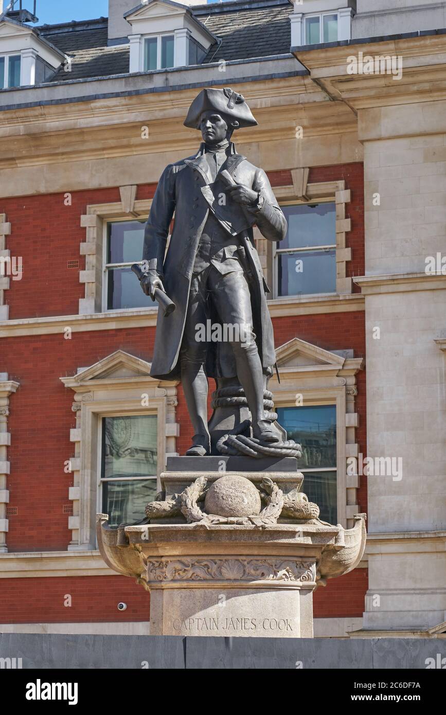 statue of captain cook the mall Stock Photo - Alamy
