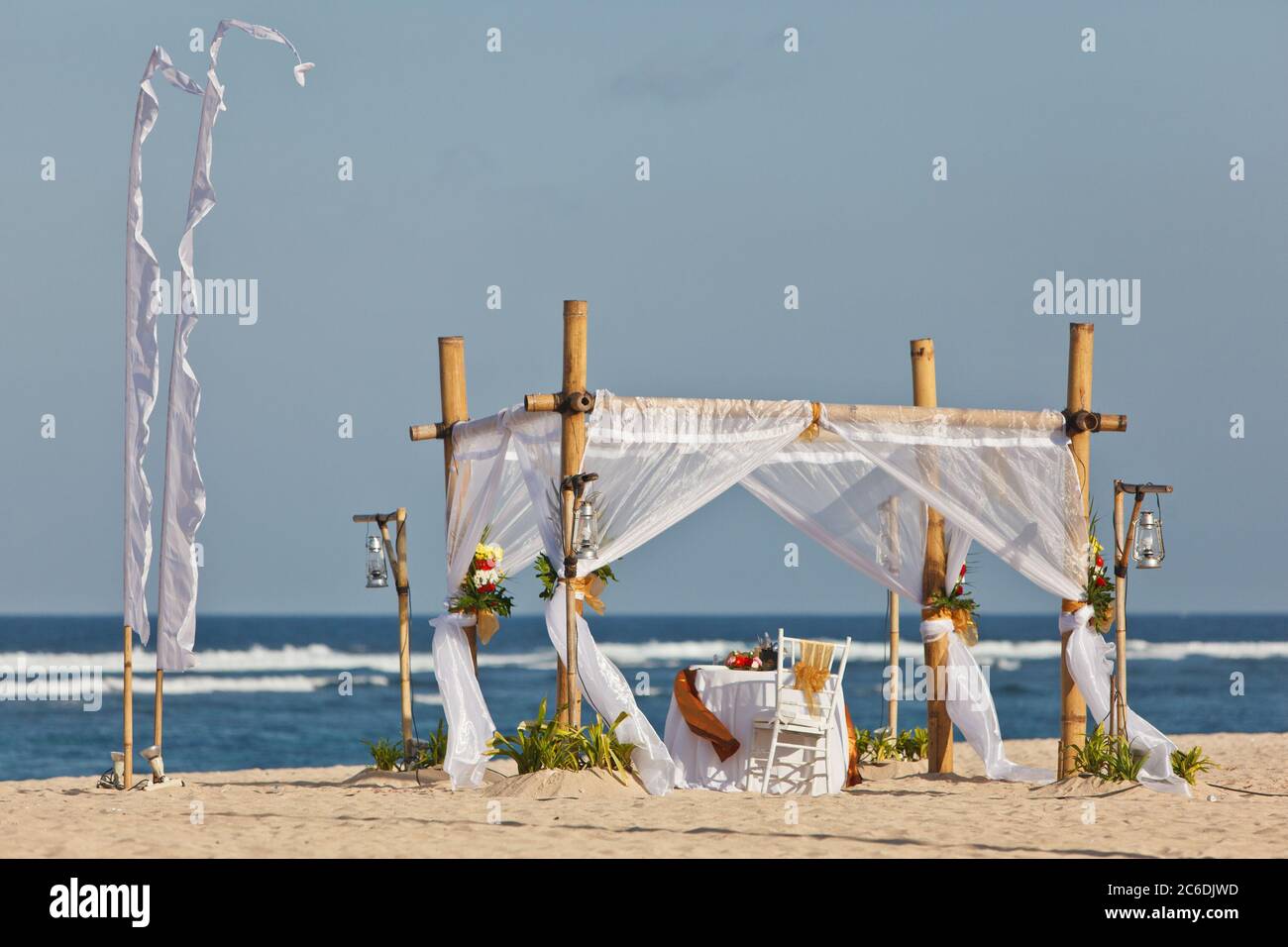 romantic dinner table by the ocean Stock Photo - Alamy