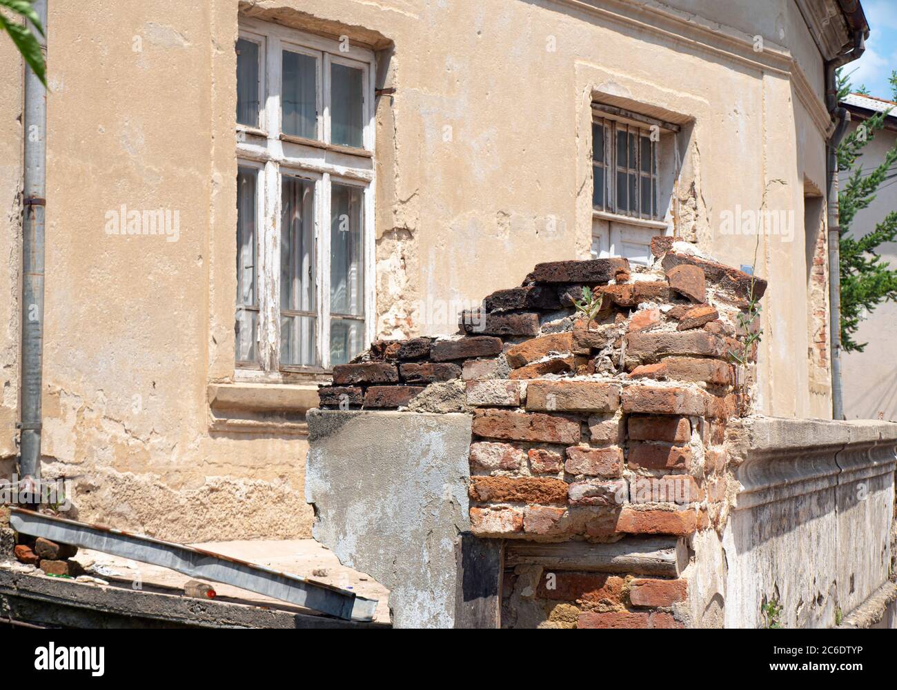 old demolished broken stone house in city Stock Photo - Alamy