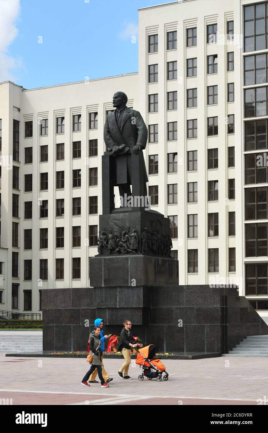 MINSK, BELARUS - MAY 2, 2016: Lenin statue and parliament building on ...