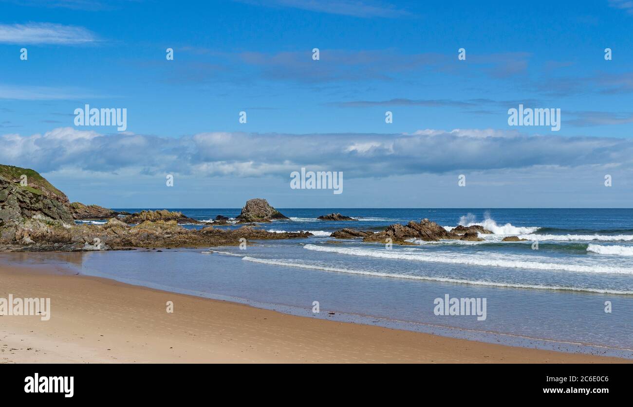 CULLEN BAY BEACH AND TOWN MORAY COAST SCOTLAND A BLUE SKY AND A SANDY ...