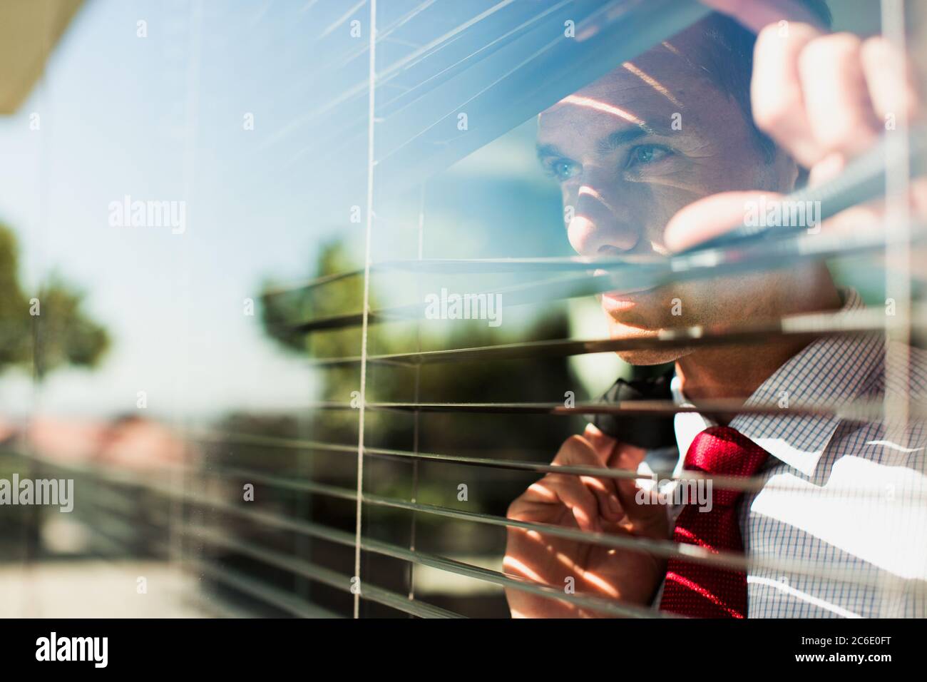 Peering into window hi-res stock photography and images - Alamy