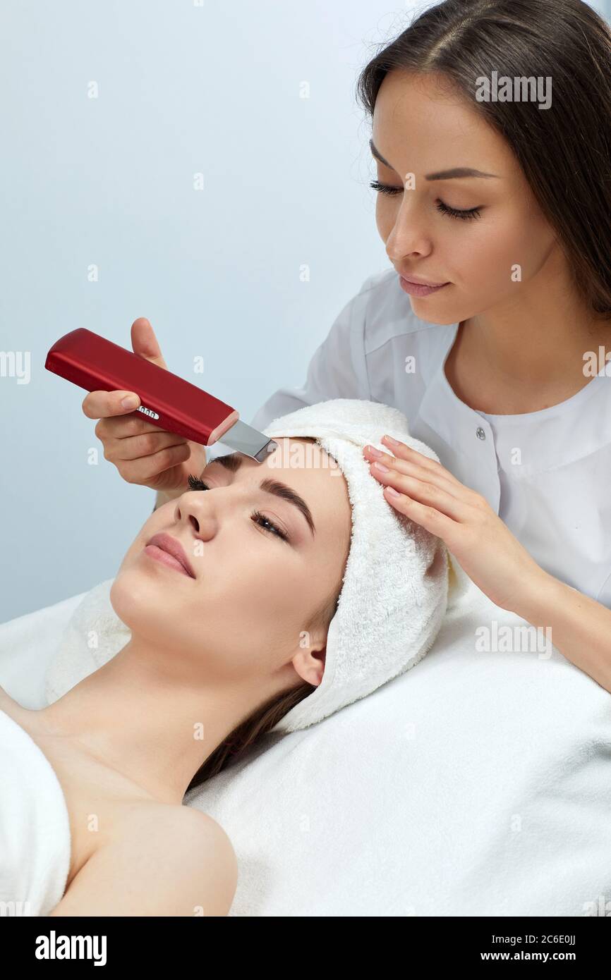 Skin care of ultrasound facial peeling on female face. ultrasonic ...