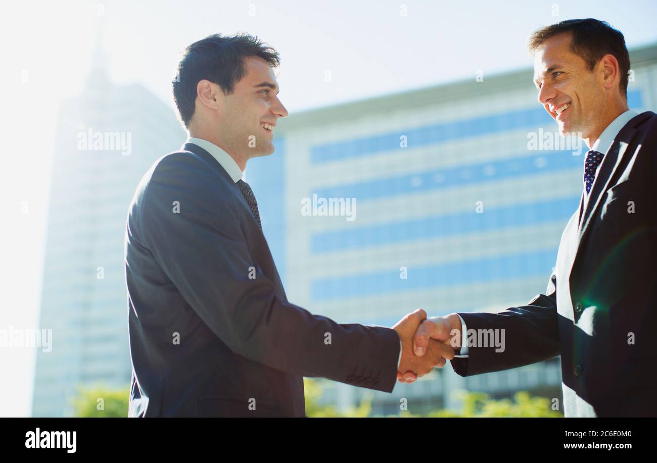 Africa worker shaking hands hi-res stock photography and images - Alamy