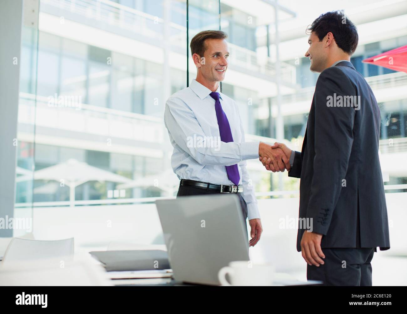 Handshake africa office hi-res stock photography and images - Alamy