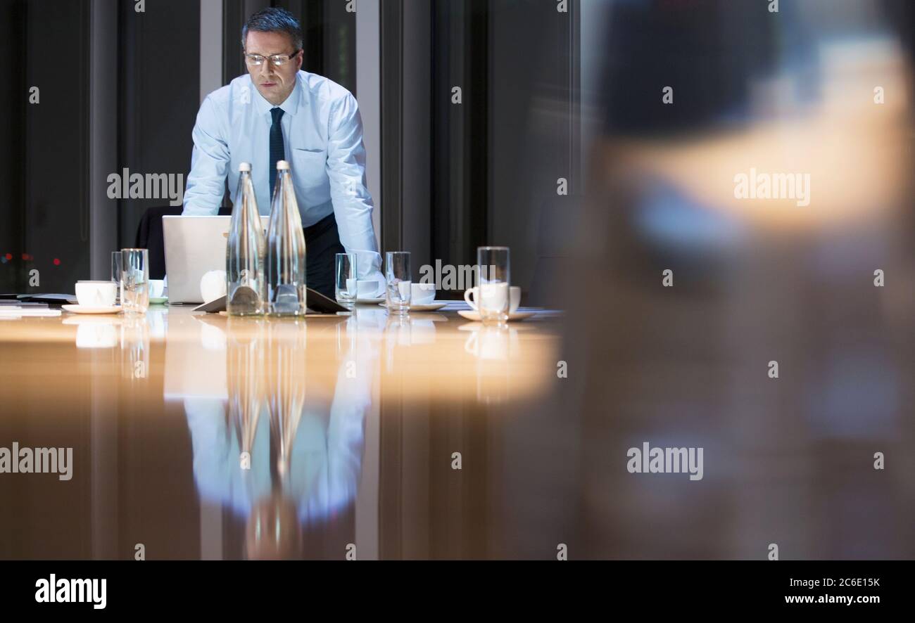 Man leaning table suit hi-res stock photography and images - Alamy