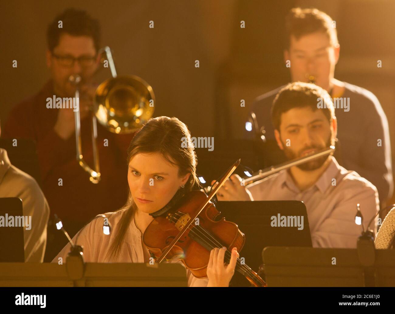 Violin orchestra london hi-res stock photography and images - Alamy